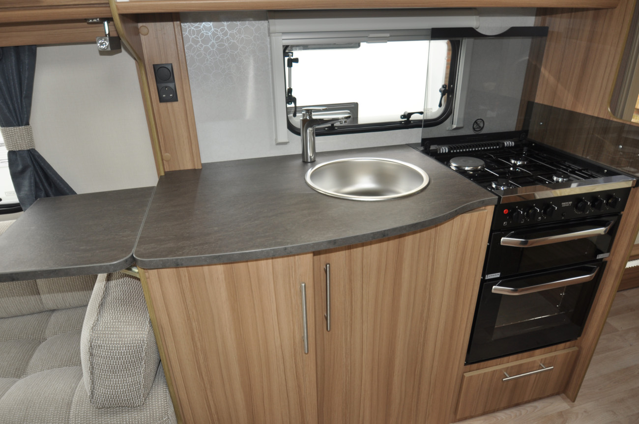 2017 Lunar Quasar 674 caravan review