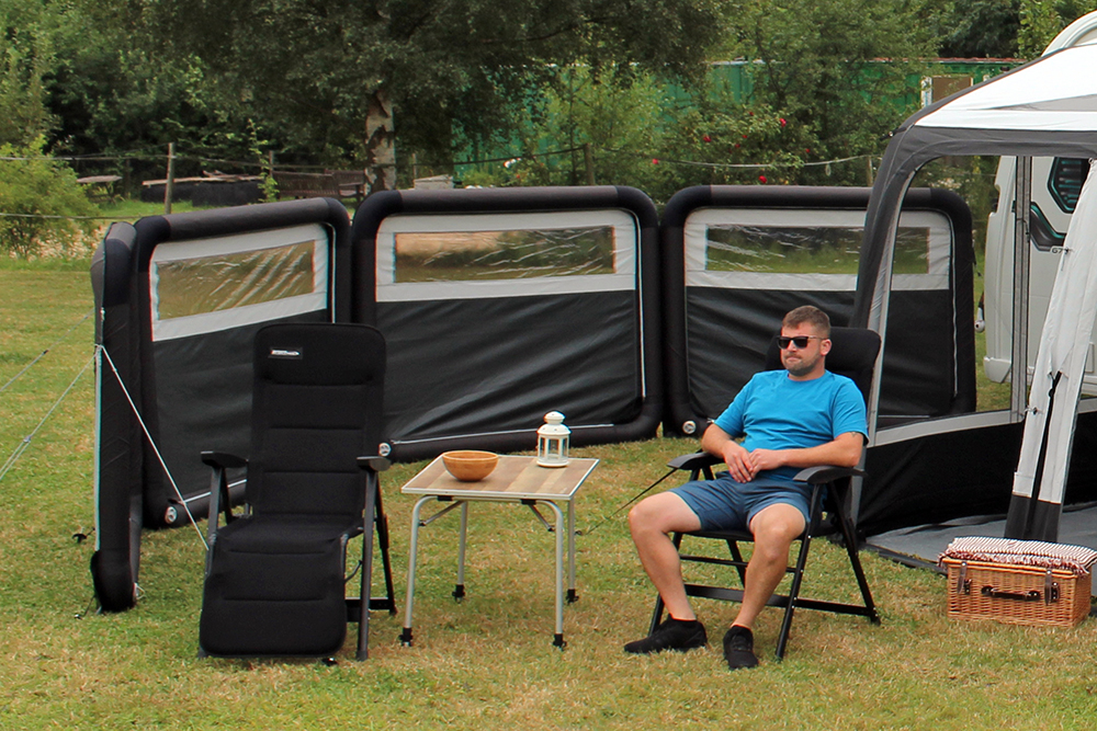 Windbreaks for caravans and motorhomes