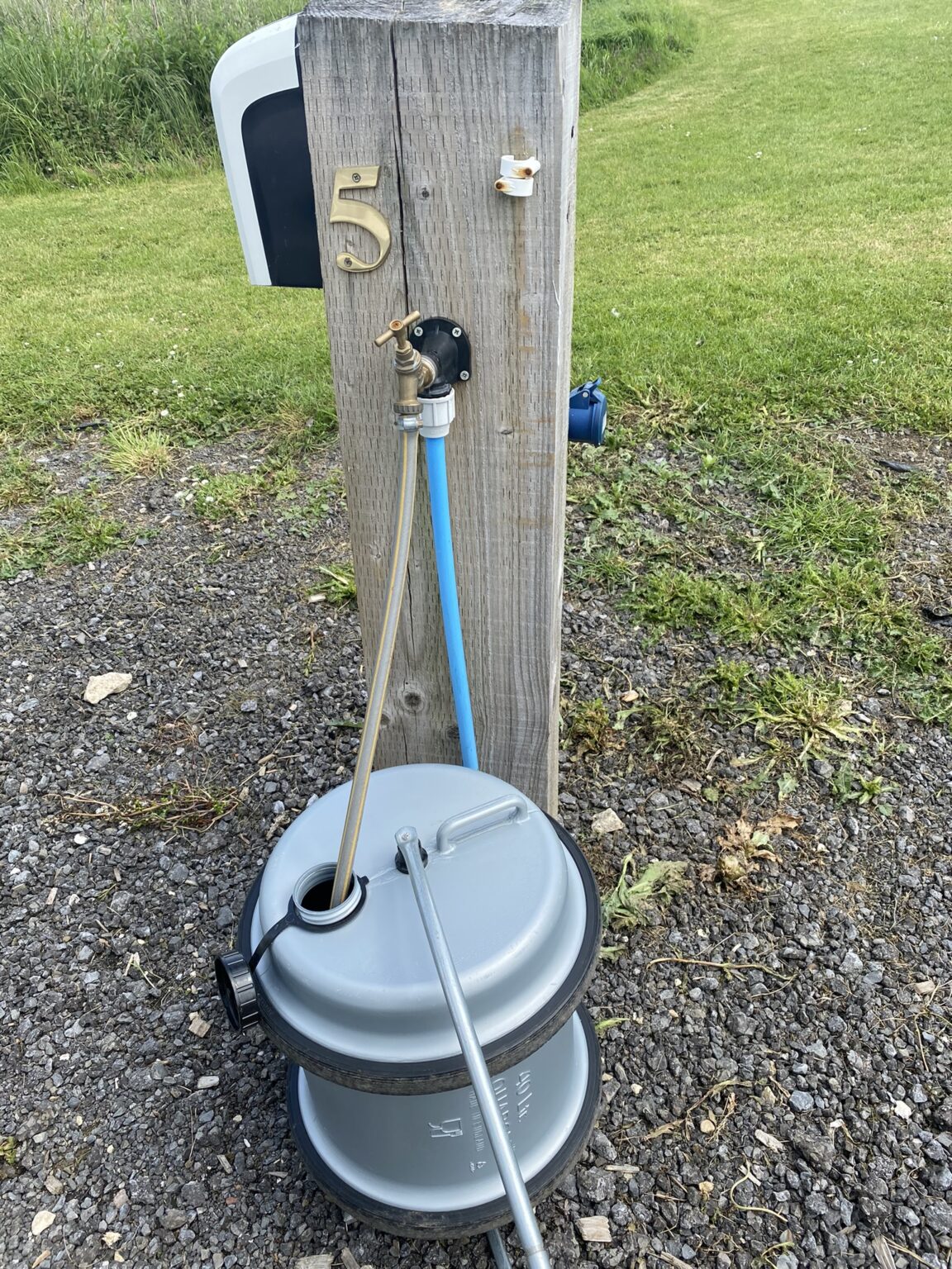 Video: How to set up a caravan on site