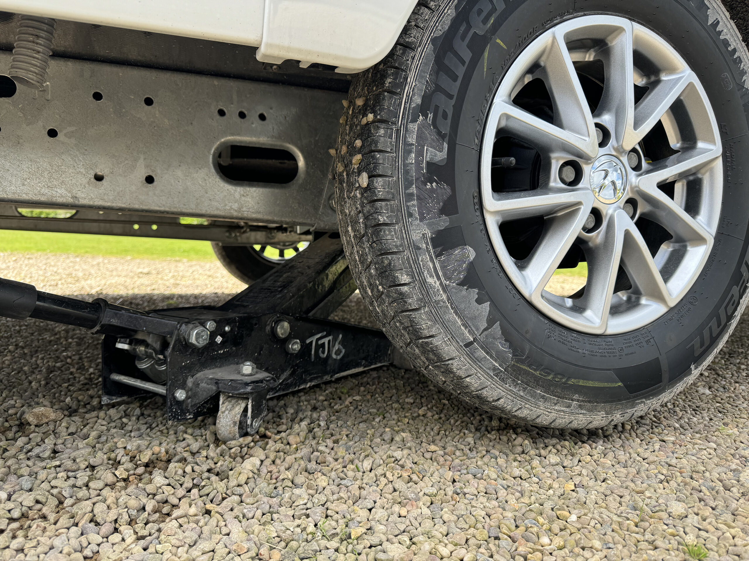 VIDEO: How to change a caravan wheel - Caravan Guard